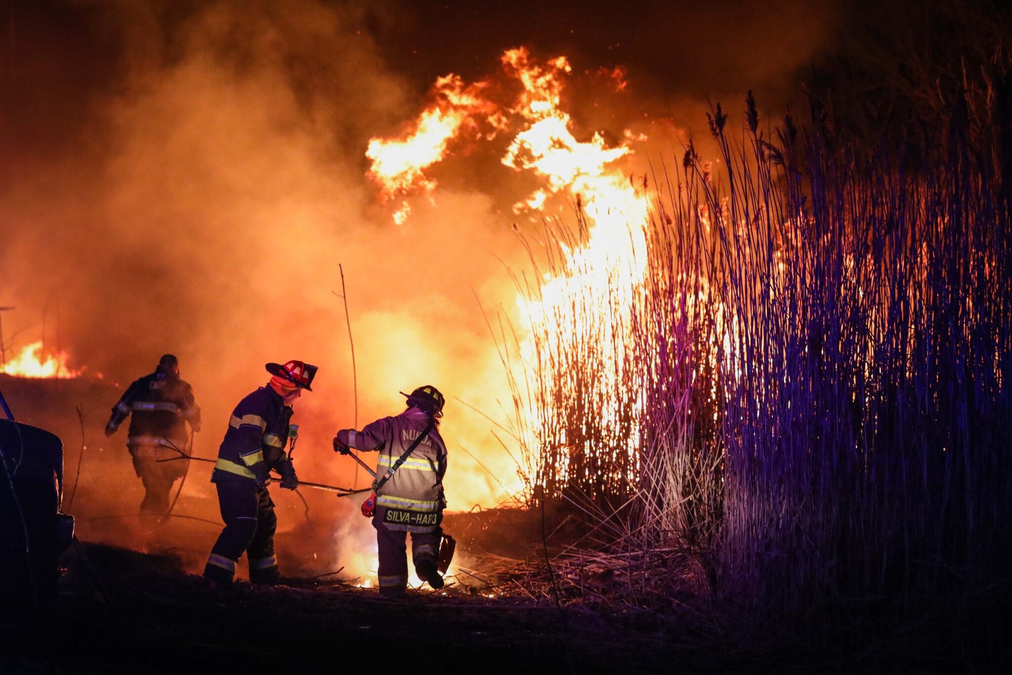 10-acre brush fire burns next to homes, high-voltage power lines ...